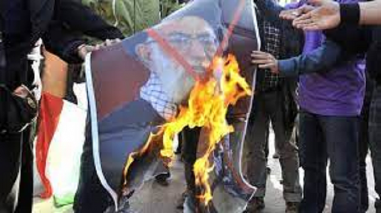 تصاعد الغضب الشعبي في الأحواز: متظاهرون يحرقون صور خامنئي – دولة ...